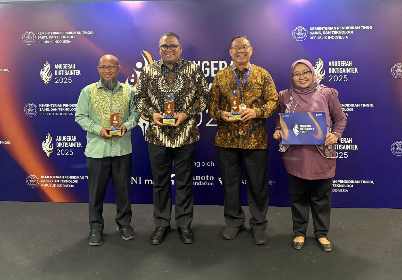 Kedudukan, Alamat Lengkap, Kontak dan Email